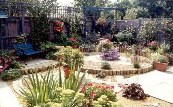 How to deal with a small awkward shaped garden – Case study ...